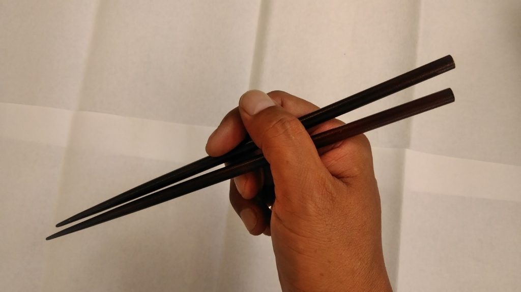 正しい箸の持ち方と大人でもすぐに改善できる矯正の方法
